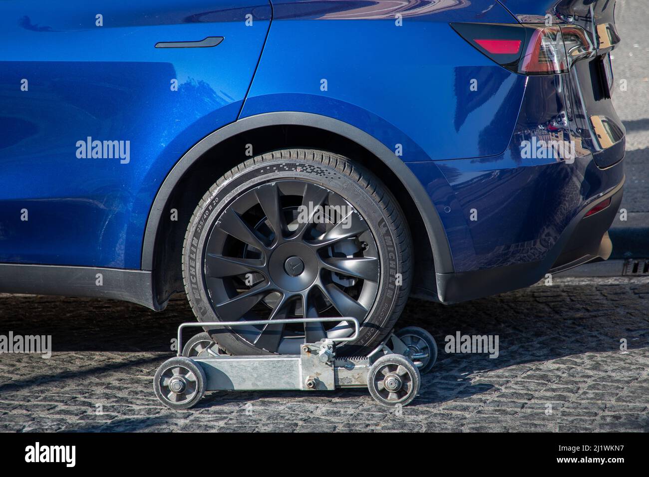 Electric vehicle recovery hi-res stock photography and images - Alamy