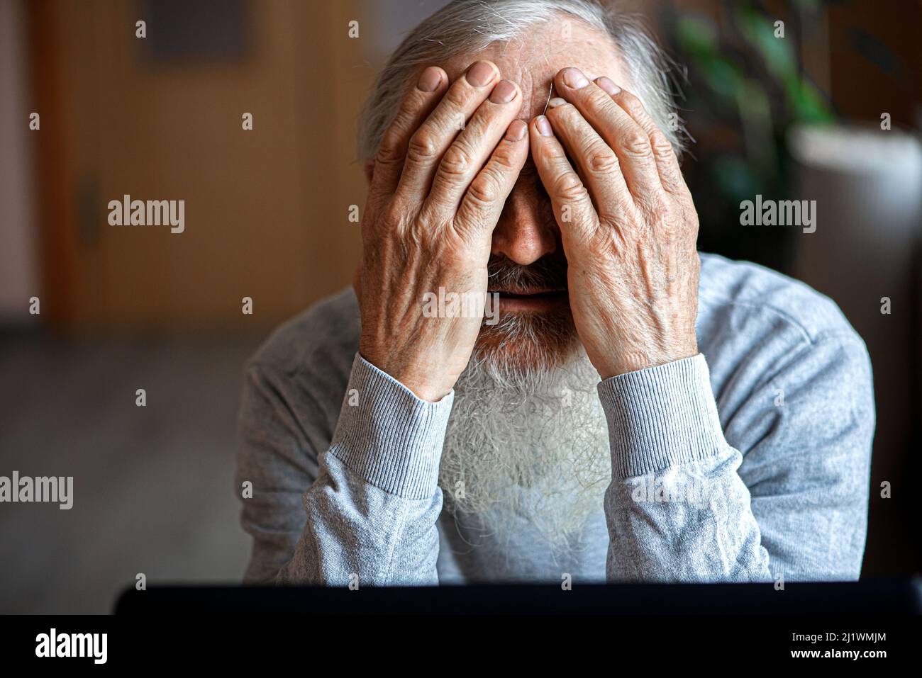 Old man confused computer hi-res stock photography and images - Alamy
