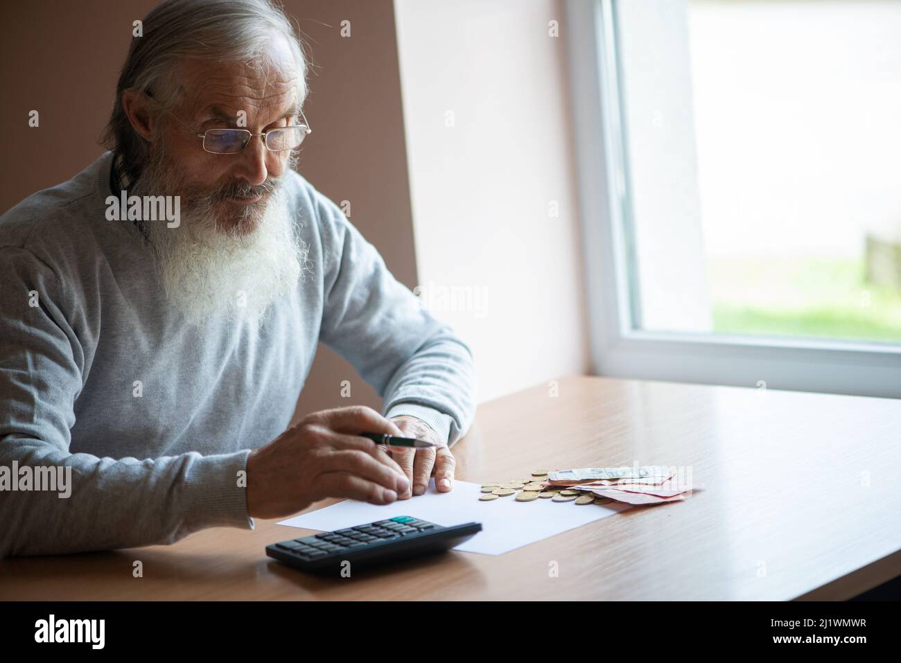 Old man counting notes hi-res stock photography and images - Alamy