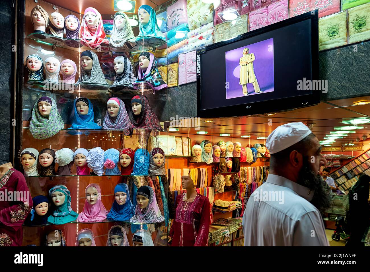 Syria. Damascus. Sale of shawls at Al-Hamidiyah Souq Stock Photo - Alamy