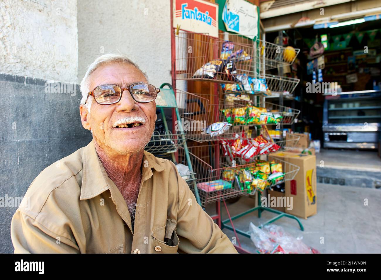 Syria. Damascus. Portrait of an old smiling man Stock Photo - Alamy
