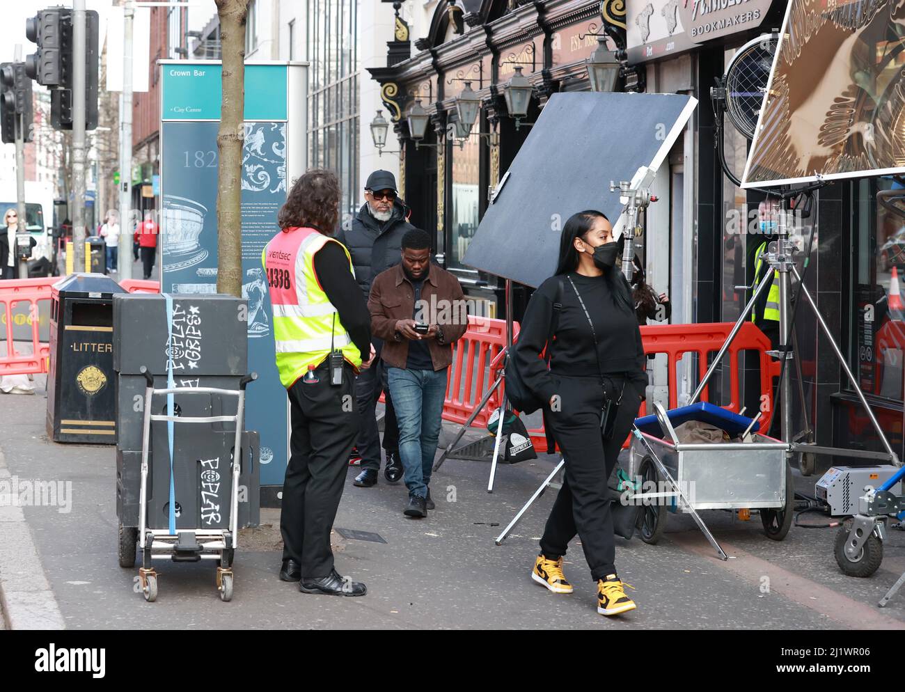 American comedian Kevin Hart on set during the filming of heist comedy ...
