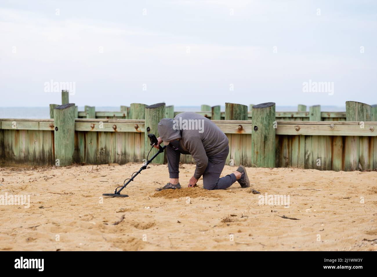 Man using metal detector on beach hi-res stock photography and images ...