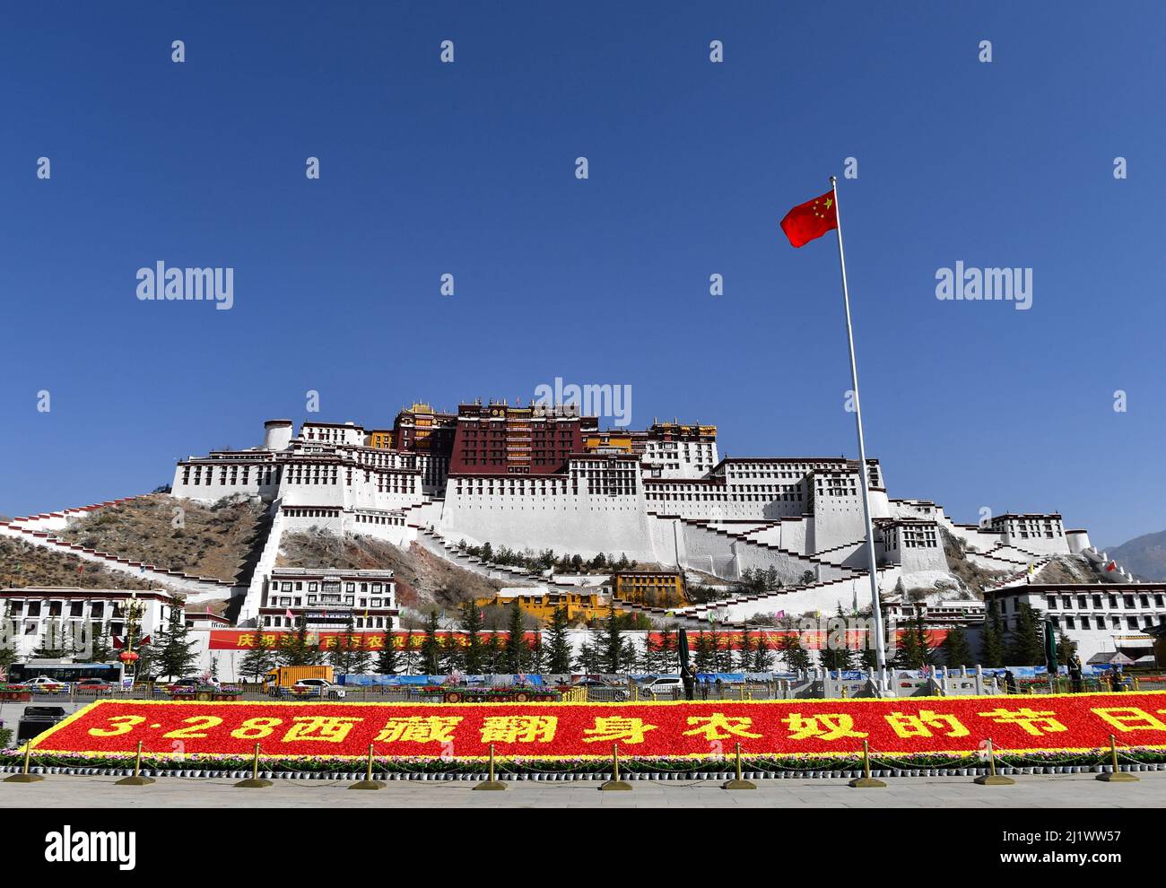 Lhasa, China's Tibet Autonomous Region. 28th Mar, 2022. A flag-raising ...