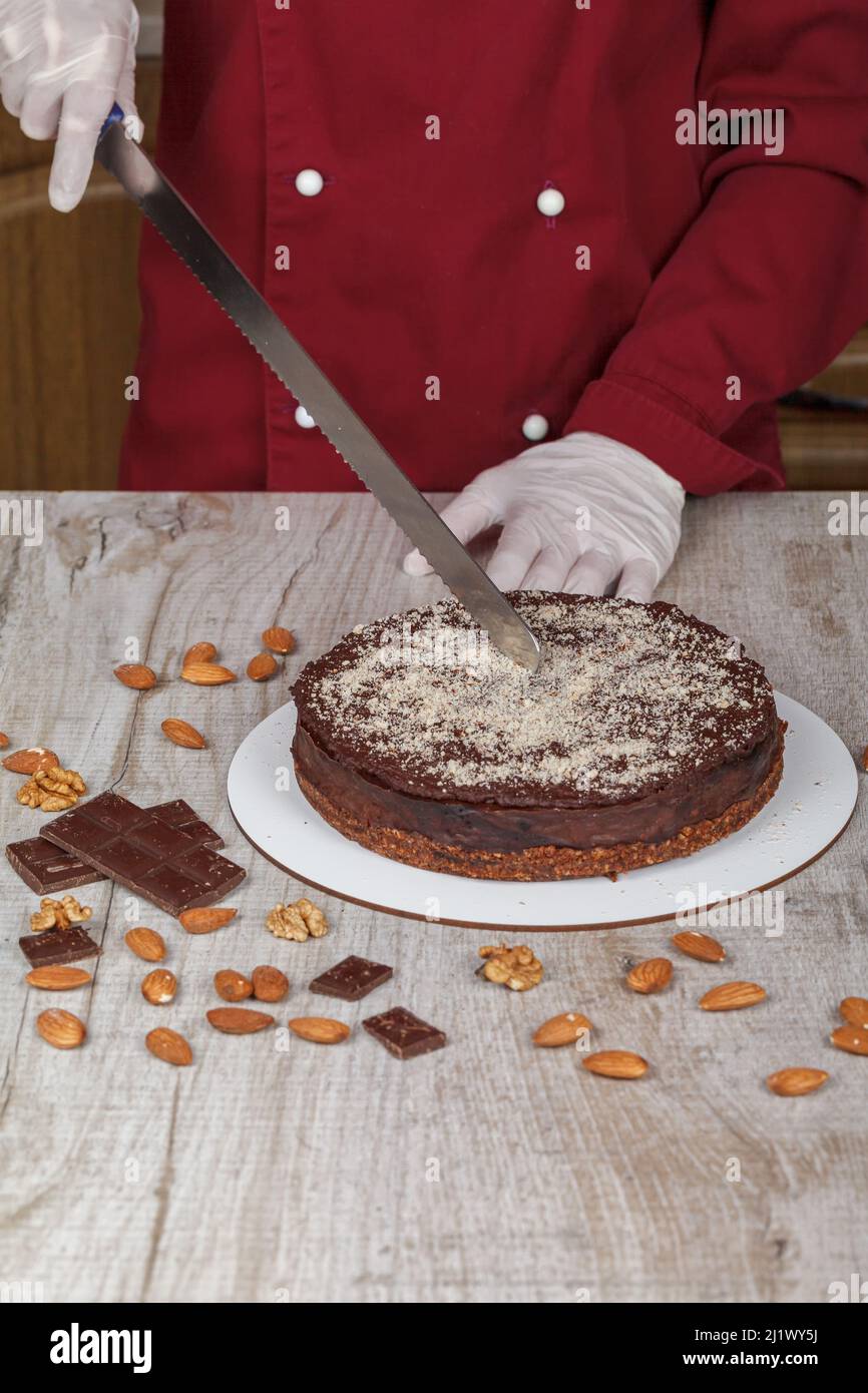 Cutting chocolate cake at a level level Stock Photo - Alamy