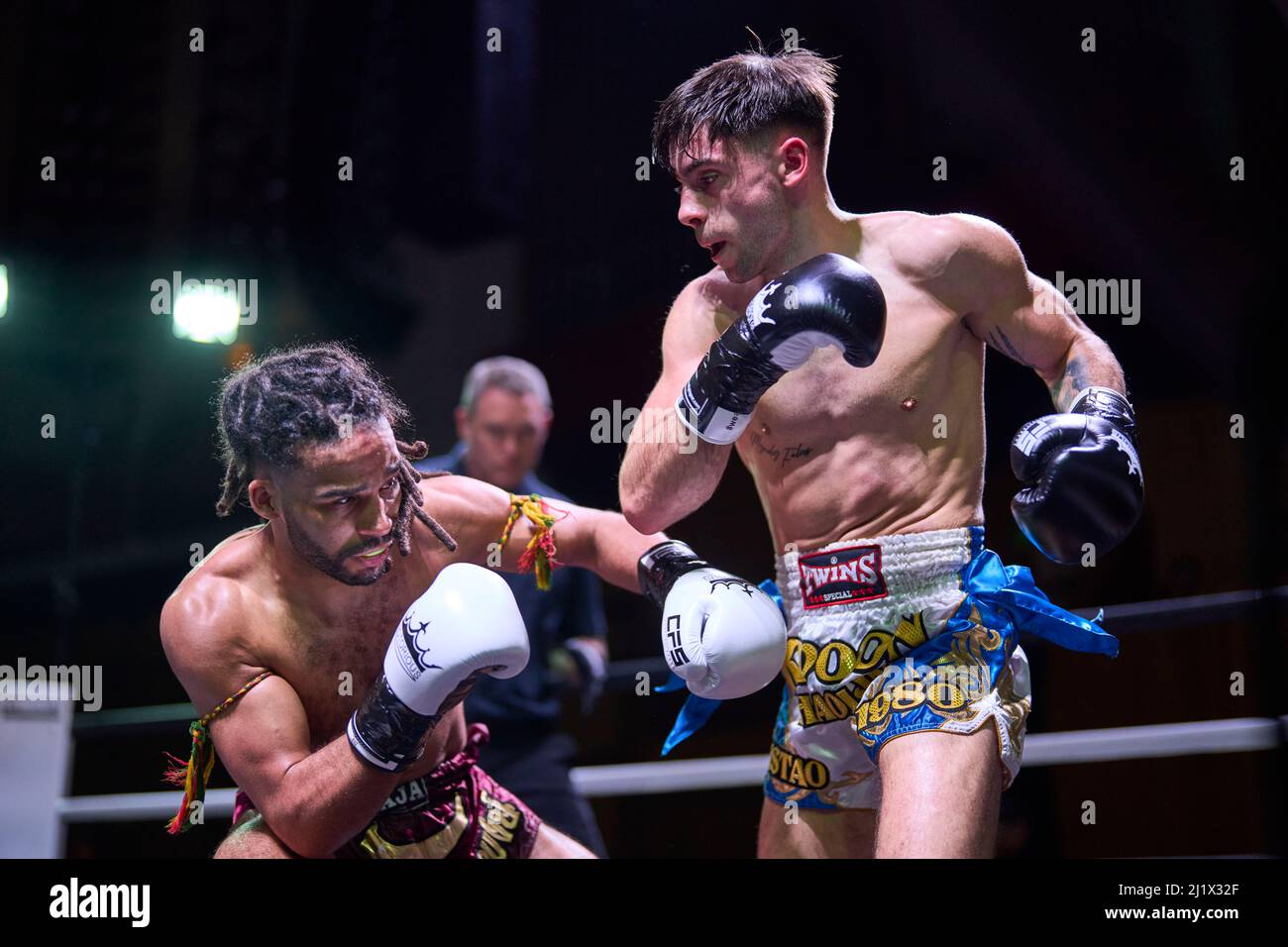 Referee kickboxing hi-res stock photography and images - Alamy