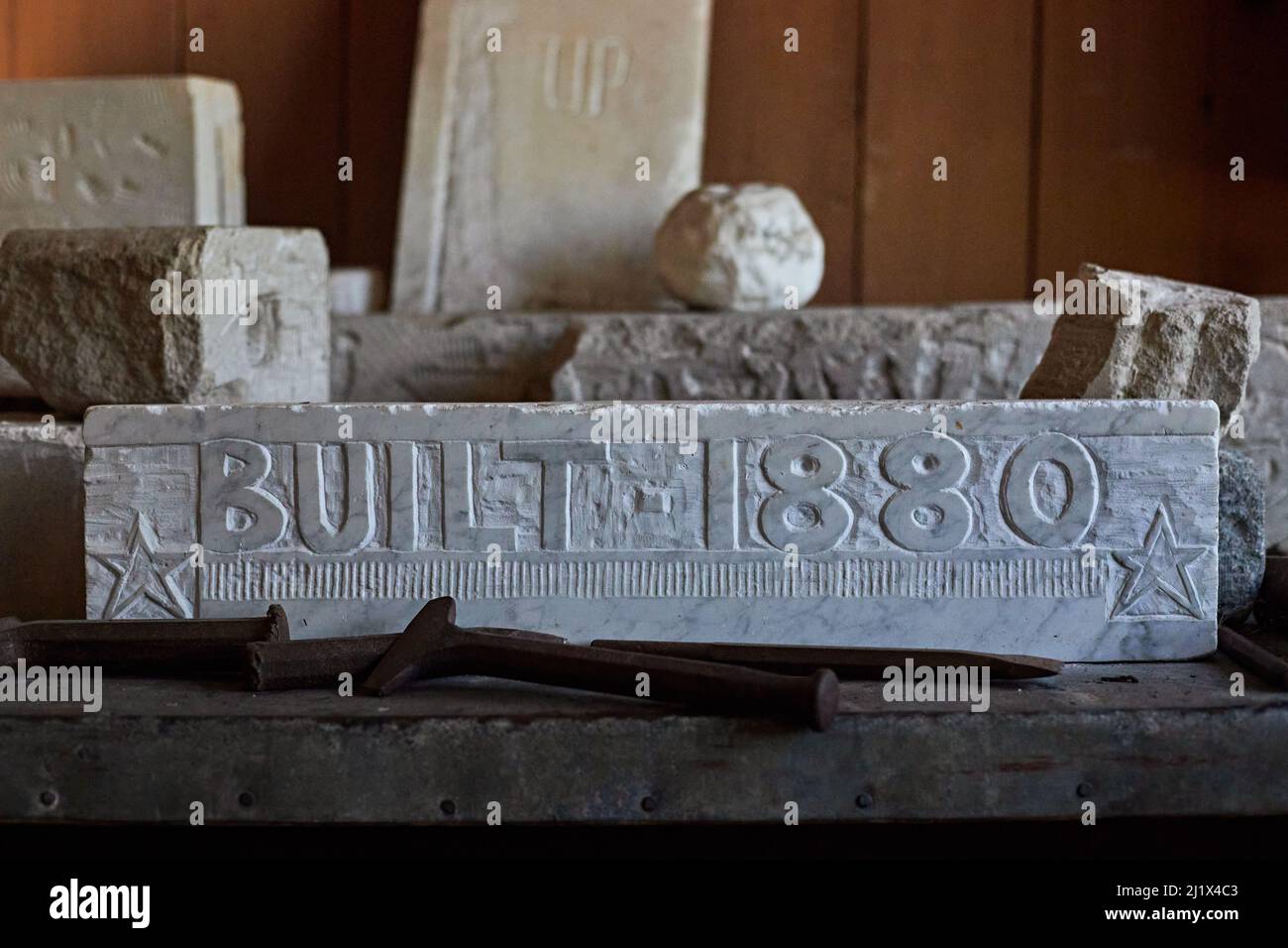 Building date stone hi-res stock photography and images - Alamy