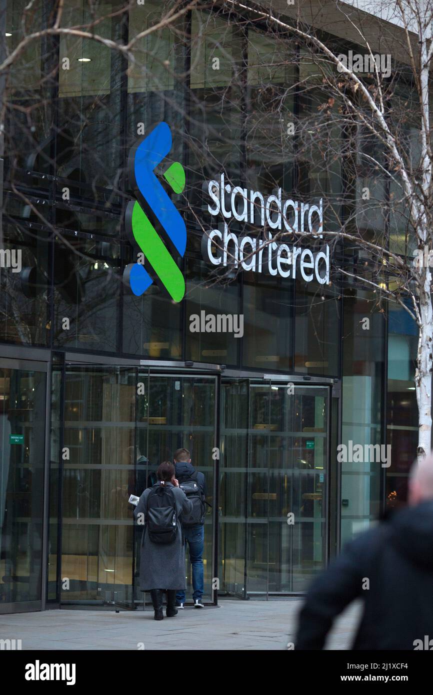 Standard chartered logo hi-res stock photography and images - Alamy