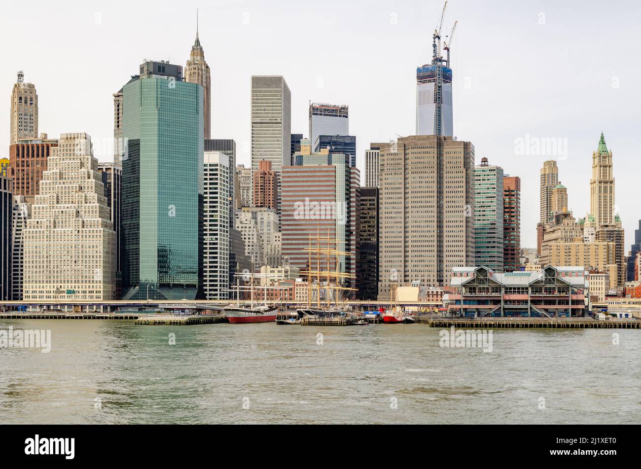 Skyline of Manhattan, New York City, view from waterfront in Brooklyn ...