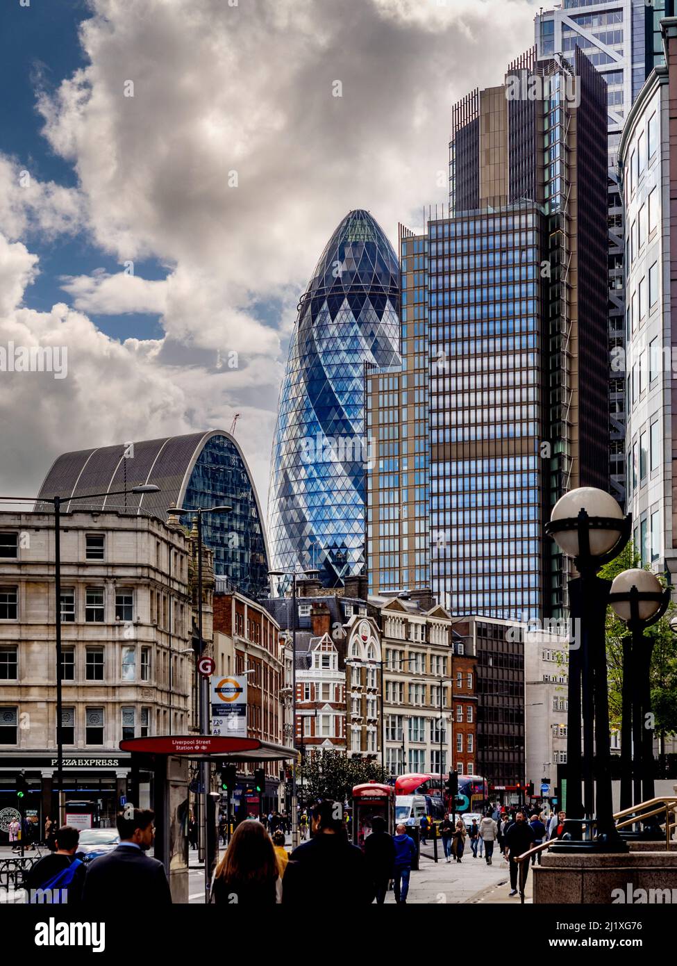 Mixed architecture of Bishopsgate in the City of London Stock Photo - Alamy