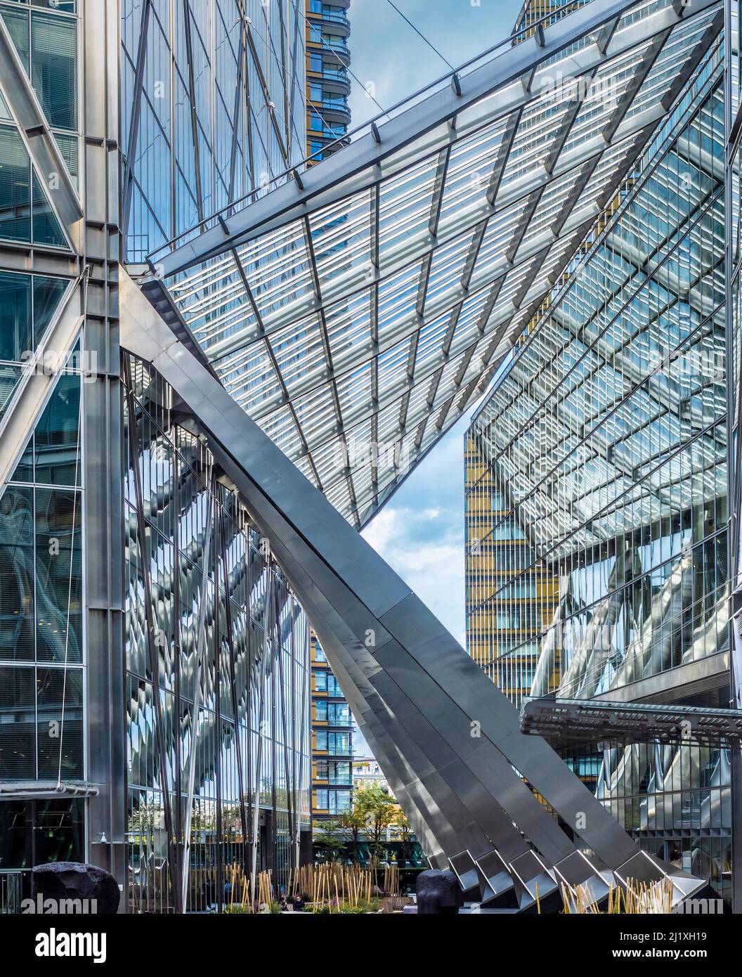Covered walkway between 201 Bishopsgate and the Broadgate Tower seen ...