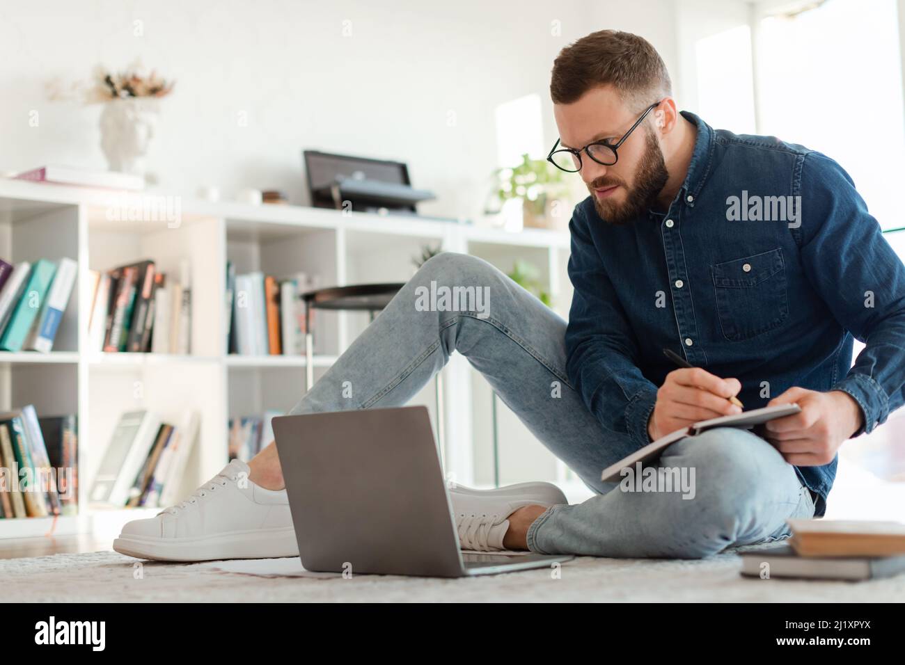 Guy writing hi-res stock photography and images - Alamy