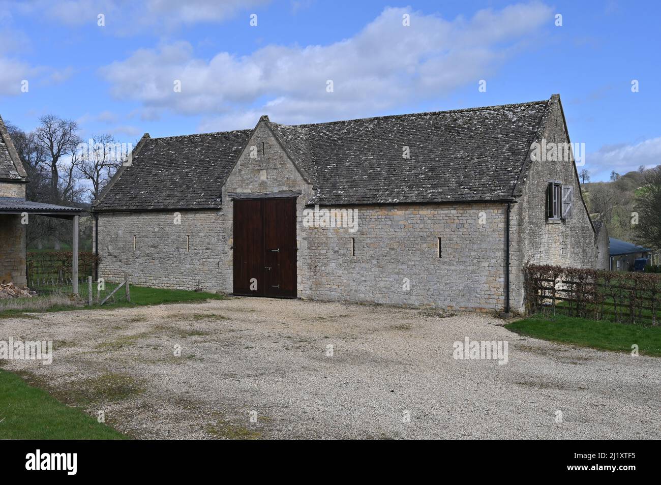 Cotswold stone barn in the Gloucestershire village of Guiting Power ...