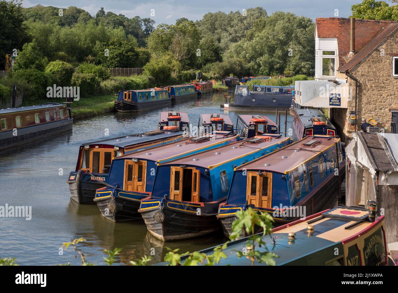 Boatyard at Lower Heyford wharf, Oxford Canal, Oxfordshire, UK Stock ...