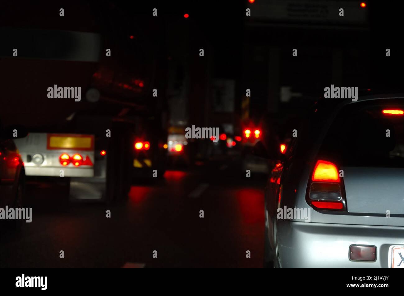 Cars in a line waiting in a traffic jam Stock Photo - Alamy