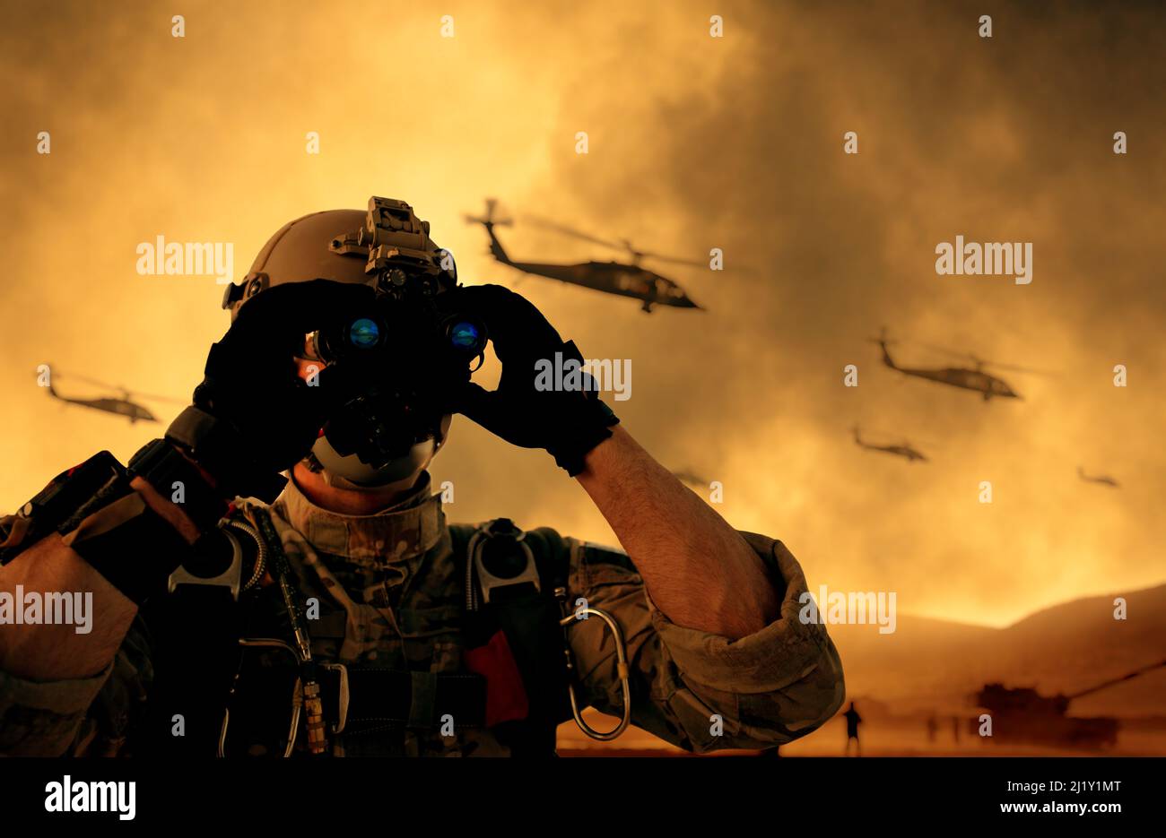 Soldier looking through binoculars hi-res stock photography and images ...