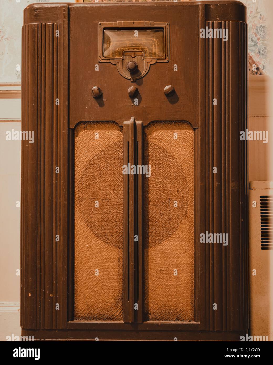 Old vintage retro wooden radio metal hi-res stock photography and ...