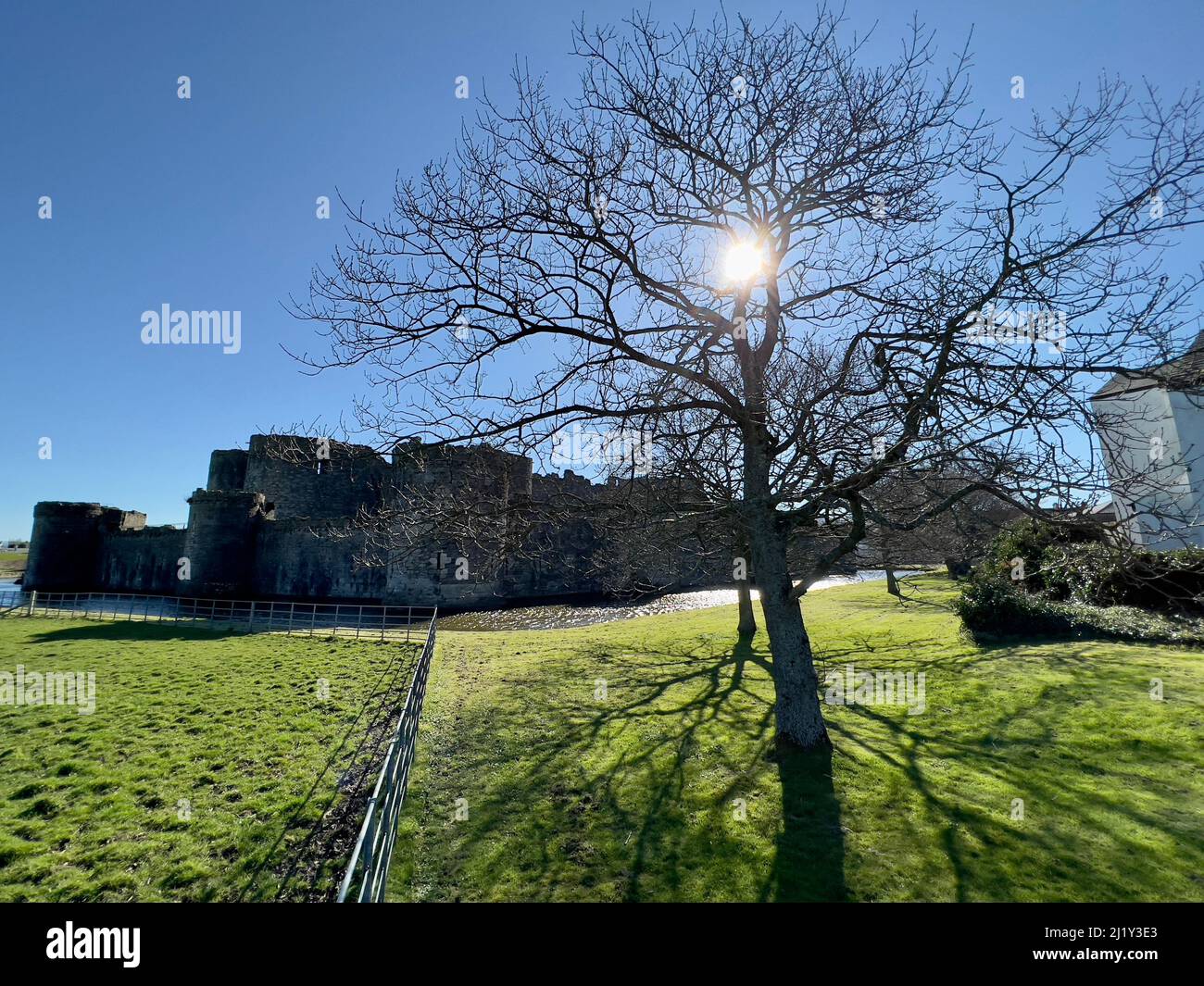 Castle drawbridge ireland hi-res stock photography and images - Alamy