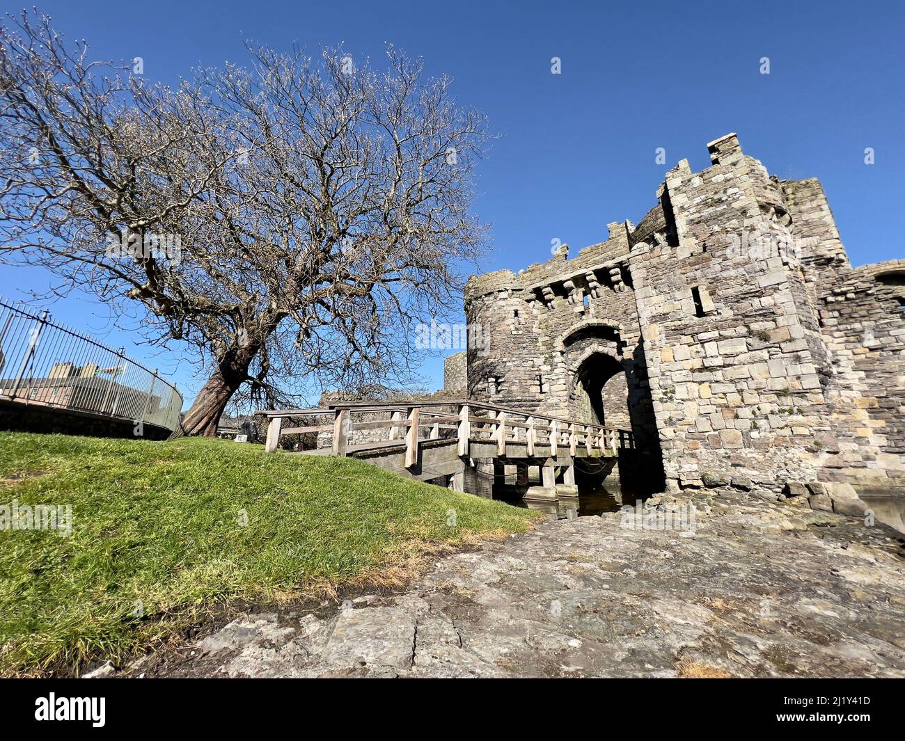 Castle drawbridge ireland hi-res stock photography and images - Alamy