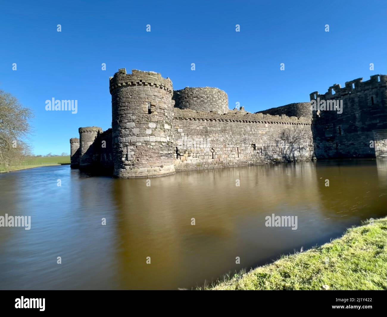 Castle drawbridge ireland hi-res stock photography and images - Alamy