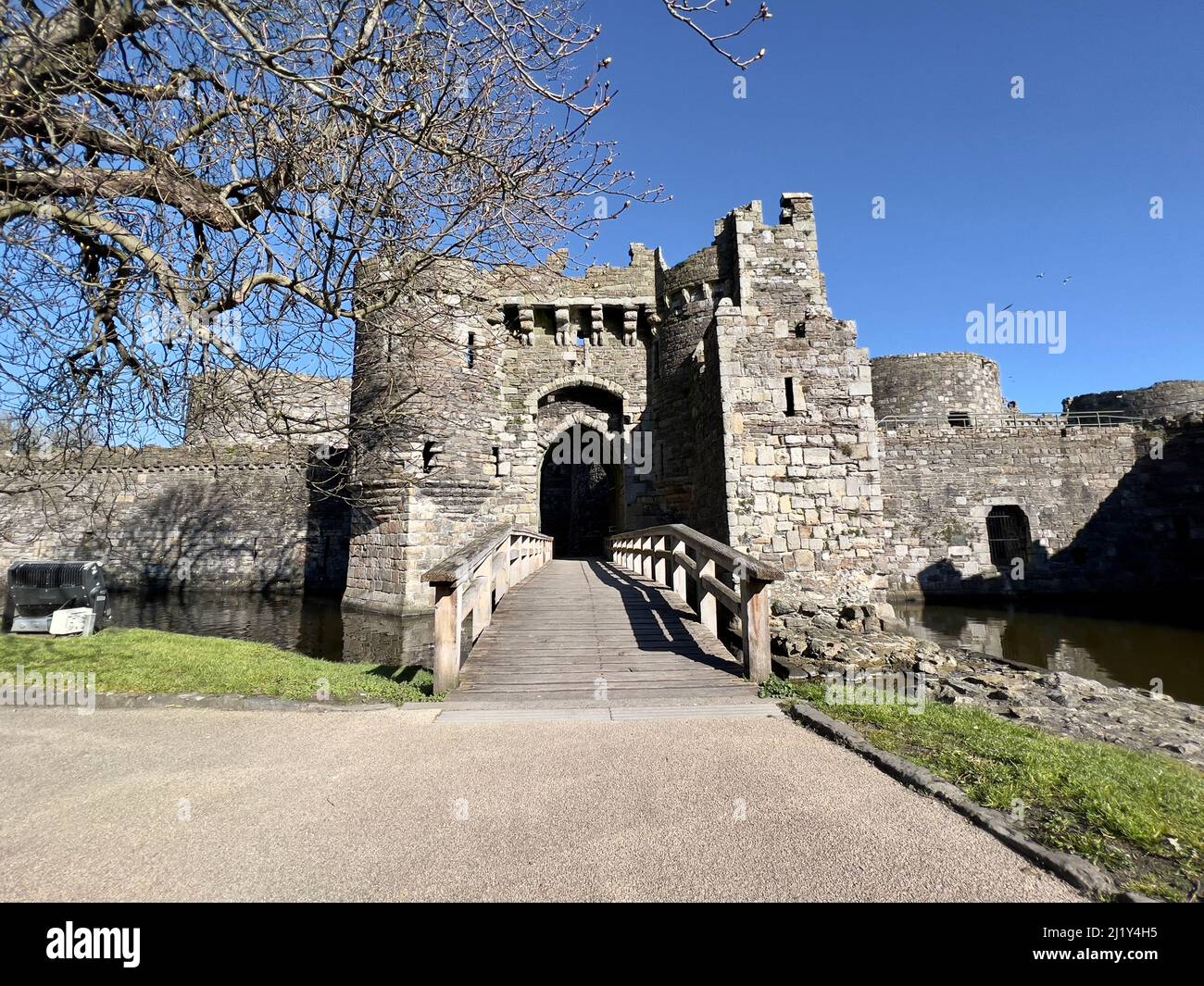 Castle drawbridge ireland hi-res stock photography and images - Alamy