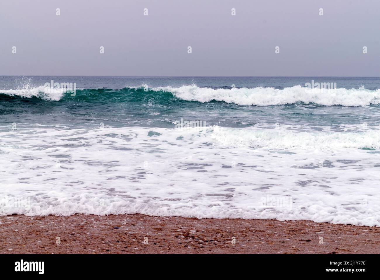 Ocean waves on rock shore hi-res stock photography and images - Alamy