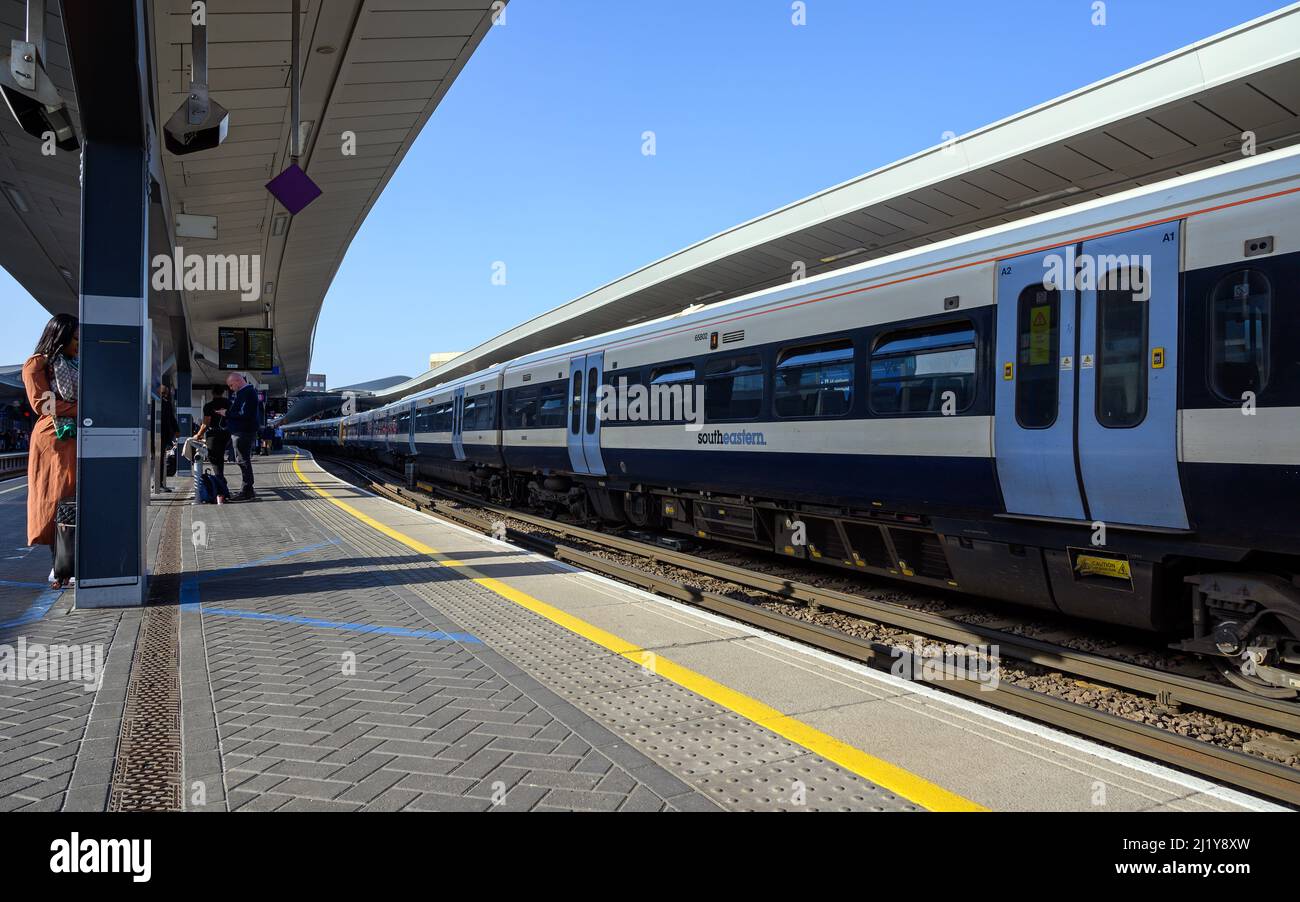 London Bridge railway station, London, UK: A southeastern train at ...