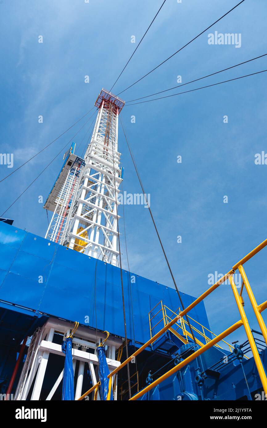 Mobile drilling rig close-up. Drilling and servicing oil and gas wells ...