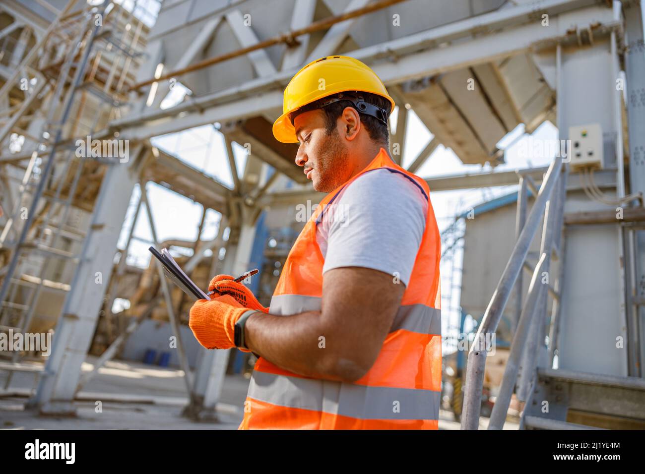 Inspector clipboard industrial site hi-res stock photography and images ...