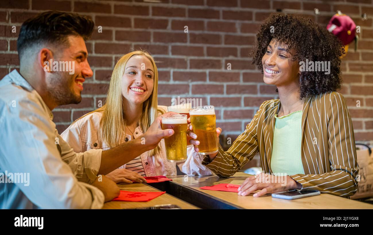 Group of friends cheering hi-res stock photography and images - Alamy