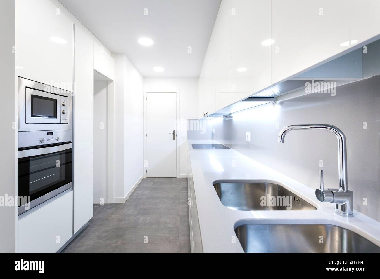 side view of white and new kitchen Stock Photo - Alamy