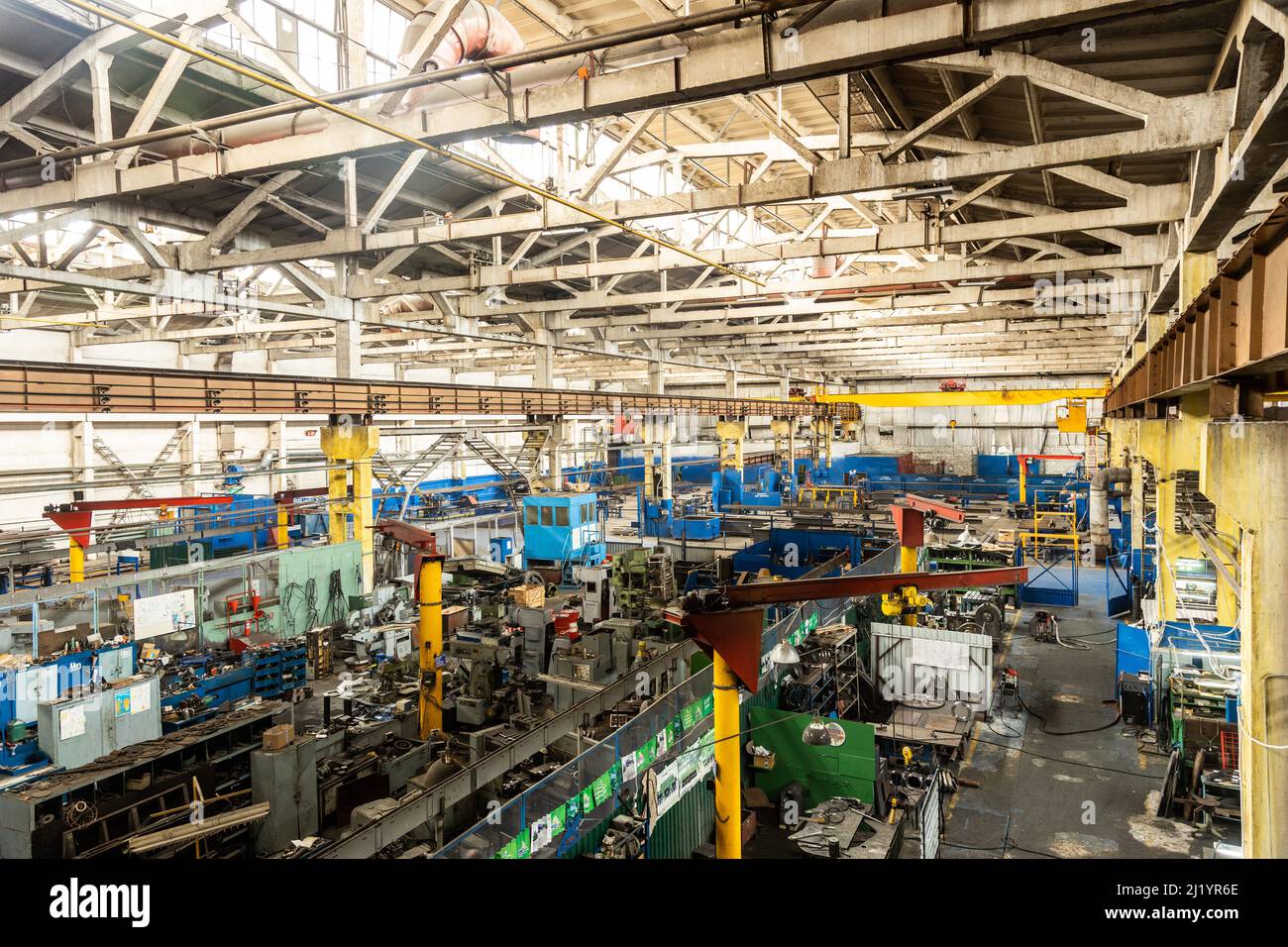Machines inside factory old equipment hi-res stock photography and ...