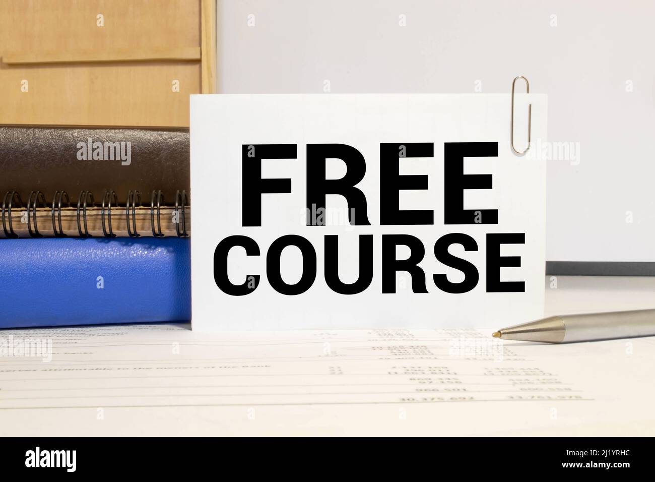 FREE ONLINE COURSE, message on the card shown by a man, vintage tone ...