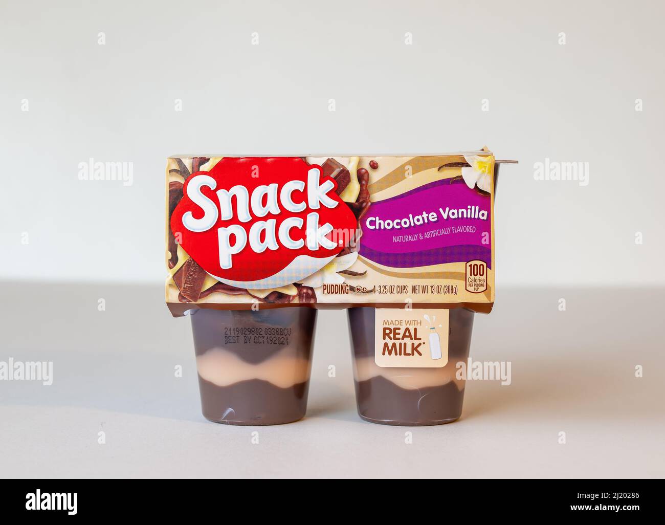 BEMIDJI, MN - 17 NOV 2020: Package of Snack Pack Pudding food with 4 ...