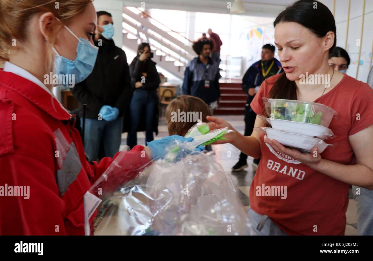 Romania ukraine war ukrainian refugees aid galati border town hi-res ...