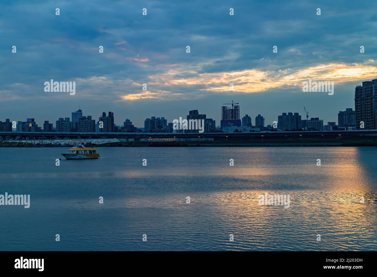 Sunset river landscape along the Dadaocheng area at Taipei, Taiwan ...