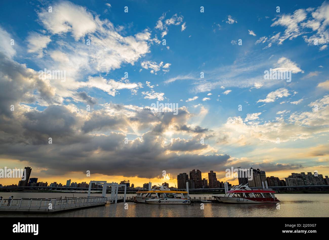 Sunset river landscape along the Dadaocheng area at Taipei, Taiwan ...