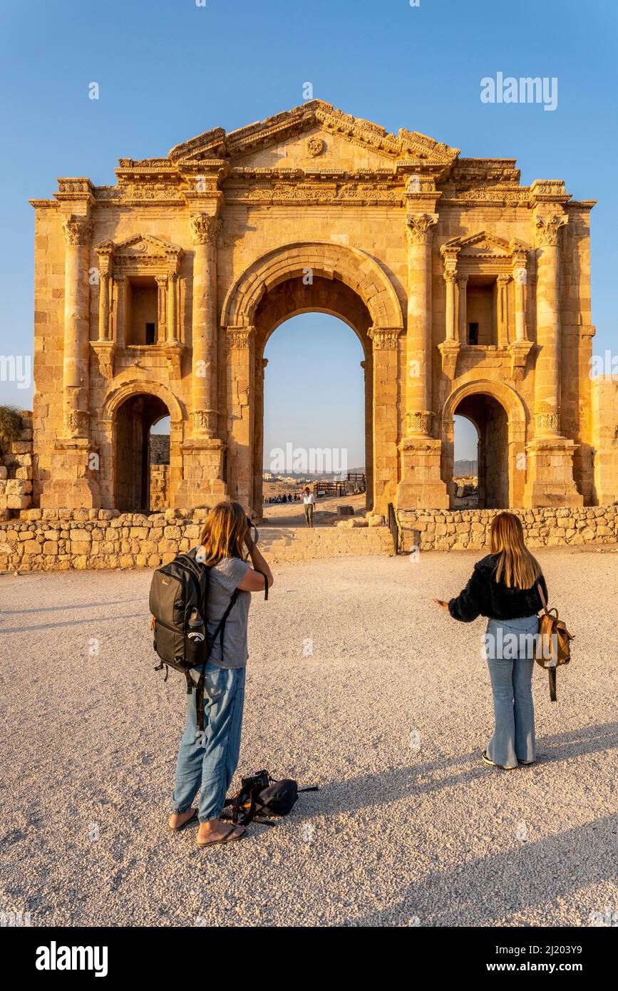 Hadrian’s Arch Marks The Entrance To The Roman Ruins Of Jerash, Jerash ...