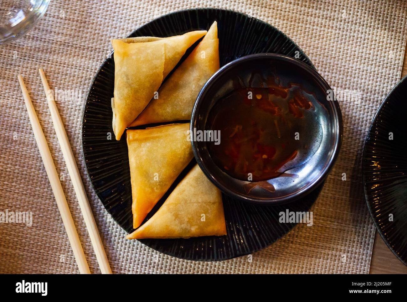 Samosas with filling of curry leaves Stock Photo - Alamy