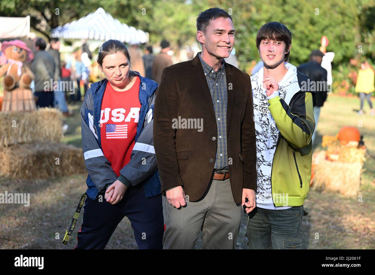 WELCOME TO FLATCH, from left: Holmes, Seann William Scott, Sam Straley ...