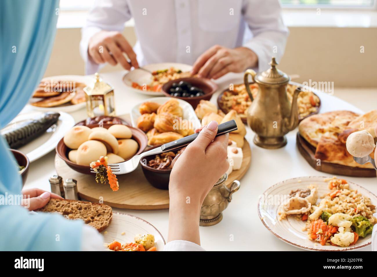Muslim couple having breakfast together. Celebration of Eid al-Fitr ...