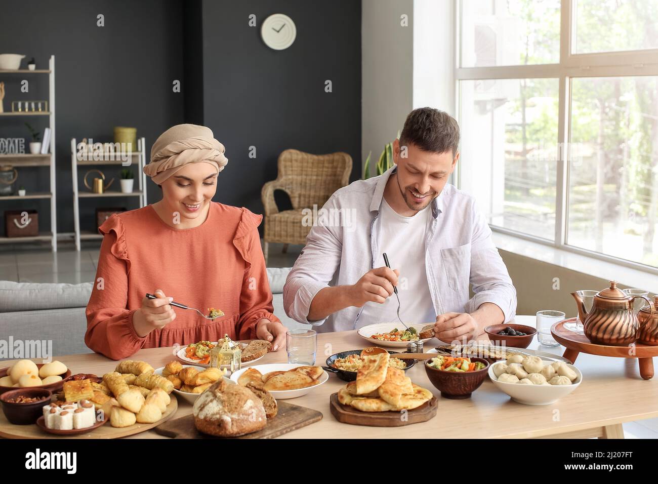 Muslim couple having breakfast together. Celebration of Eid al-Fitr ...