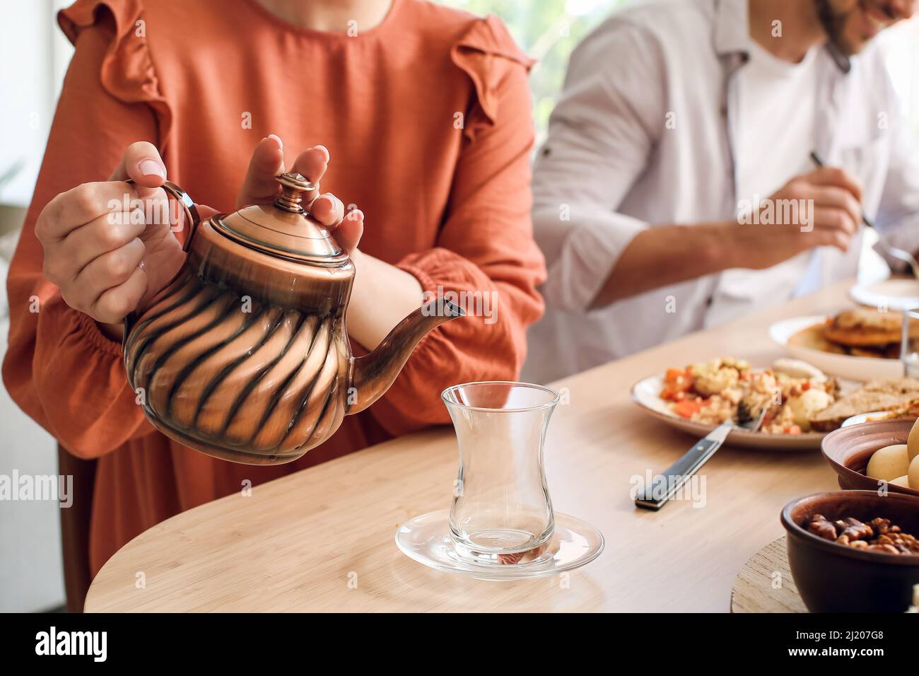 Muslim couple having breakfast together. Celebration of Eid al-Fitr ...