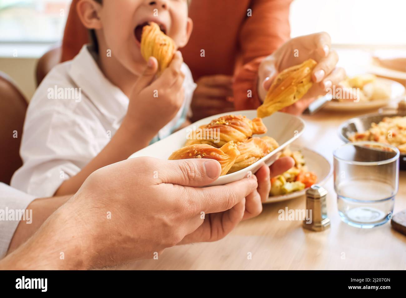 Arabic family eating with hands hi-res stock photography and images - Alamy