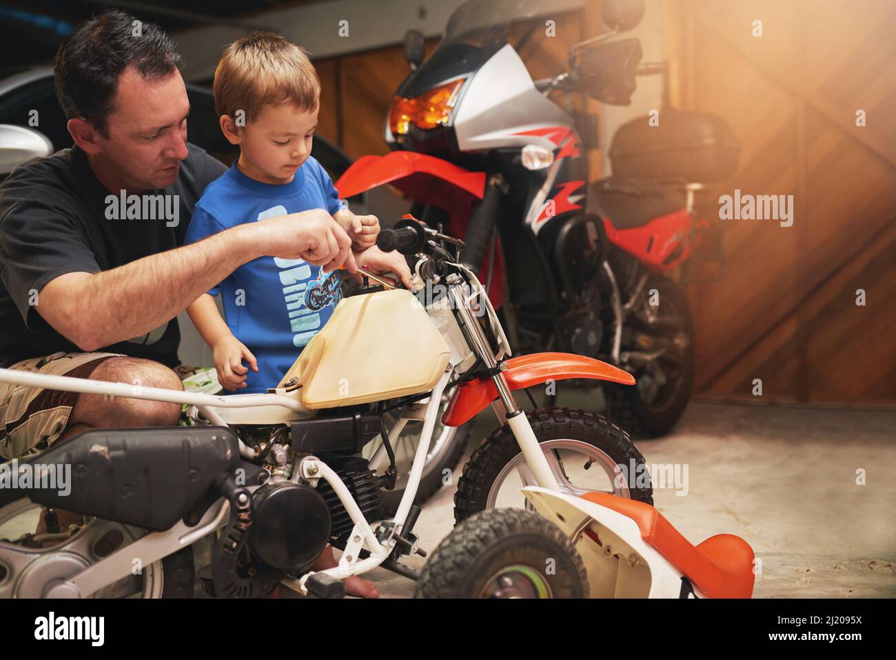 Father son car repair hi-res stock photography and images - Alamy