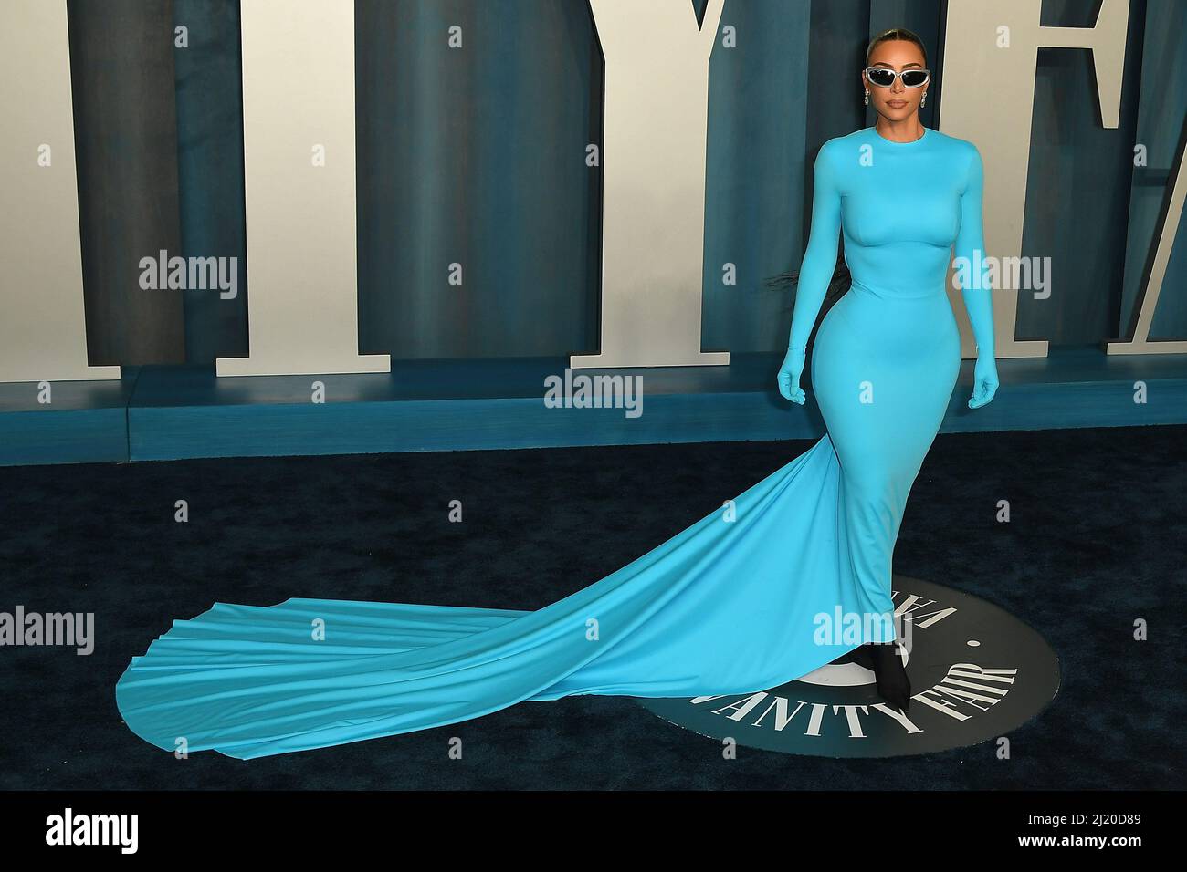 Kim Kardashian arrives at the 2022 Vanity Fair Oscar Party at the ...