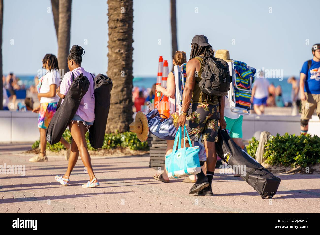 People going to the beach hi-res stock photography and images - Alamy