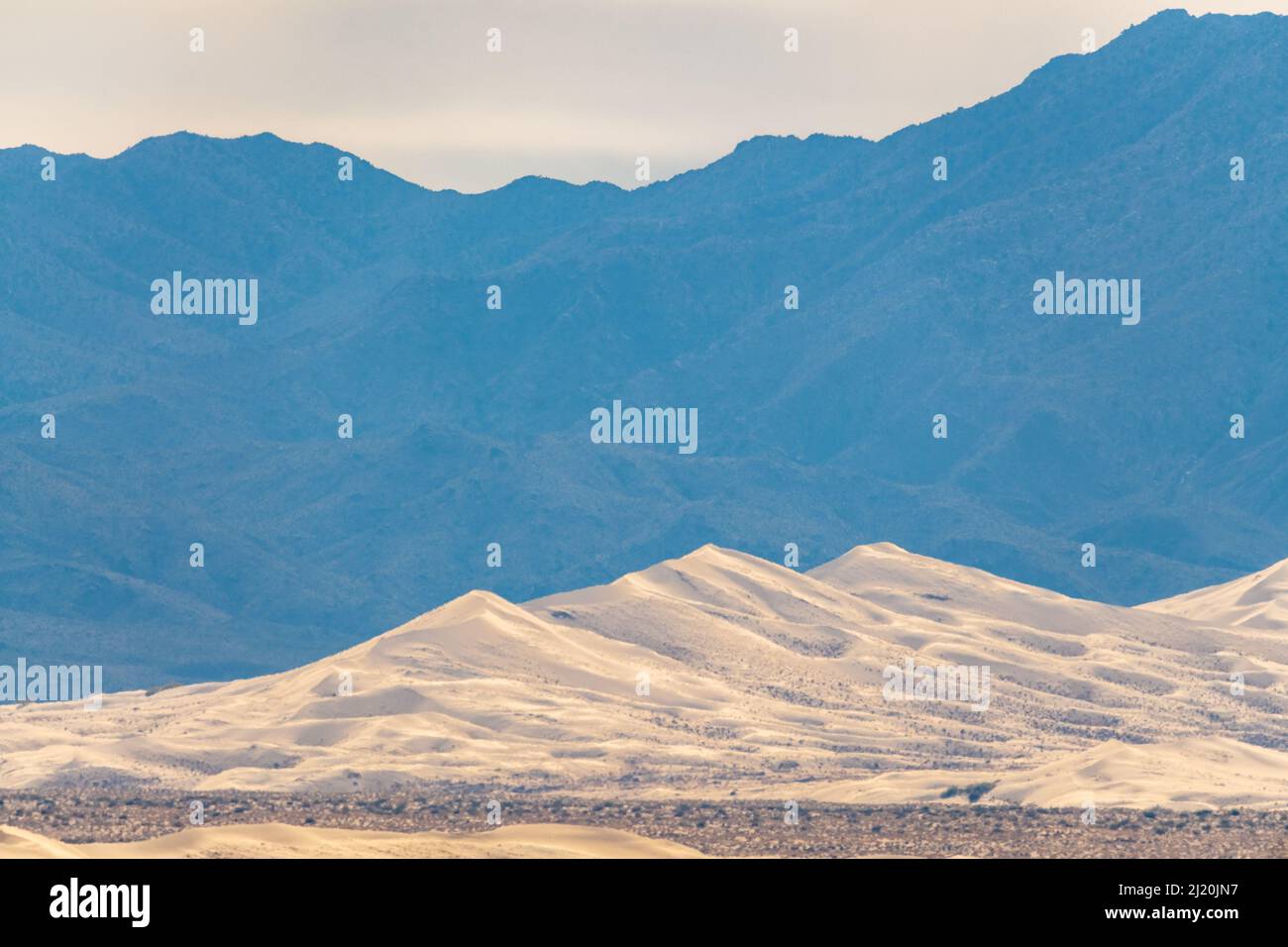 Incredible landscape scenes from the Mojave Desert in California Stock ...