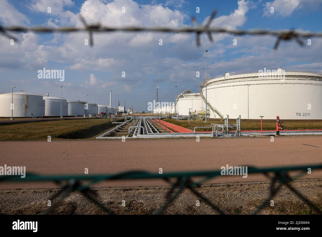 Leuna, Germany. 28th Mar, 2022. Behind a tank farm, the so-called flare ...