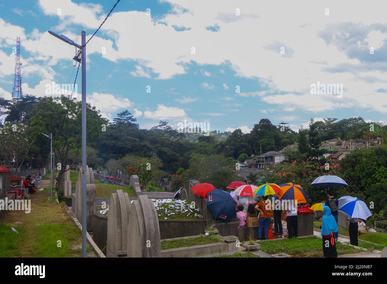 Welcoming the celebration of Cheng Beng, Chinese Indonesians make a ...